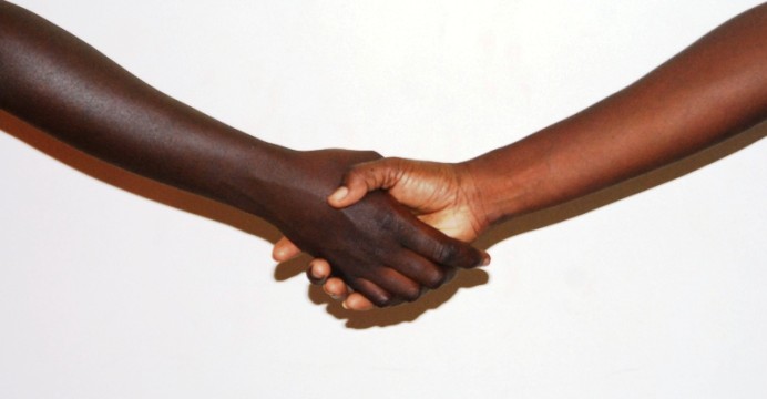 Ebola : Le ministère de la santé recommande de limiter les accolades et ...